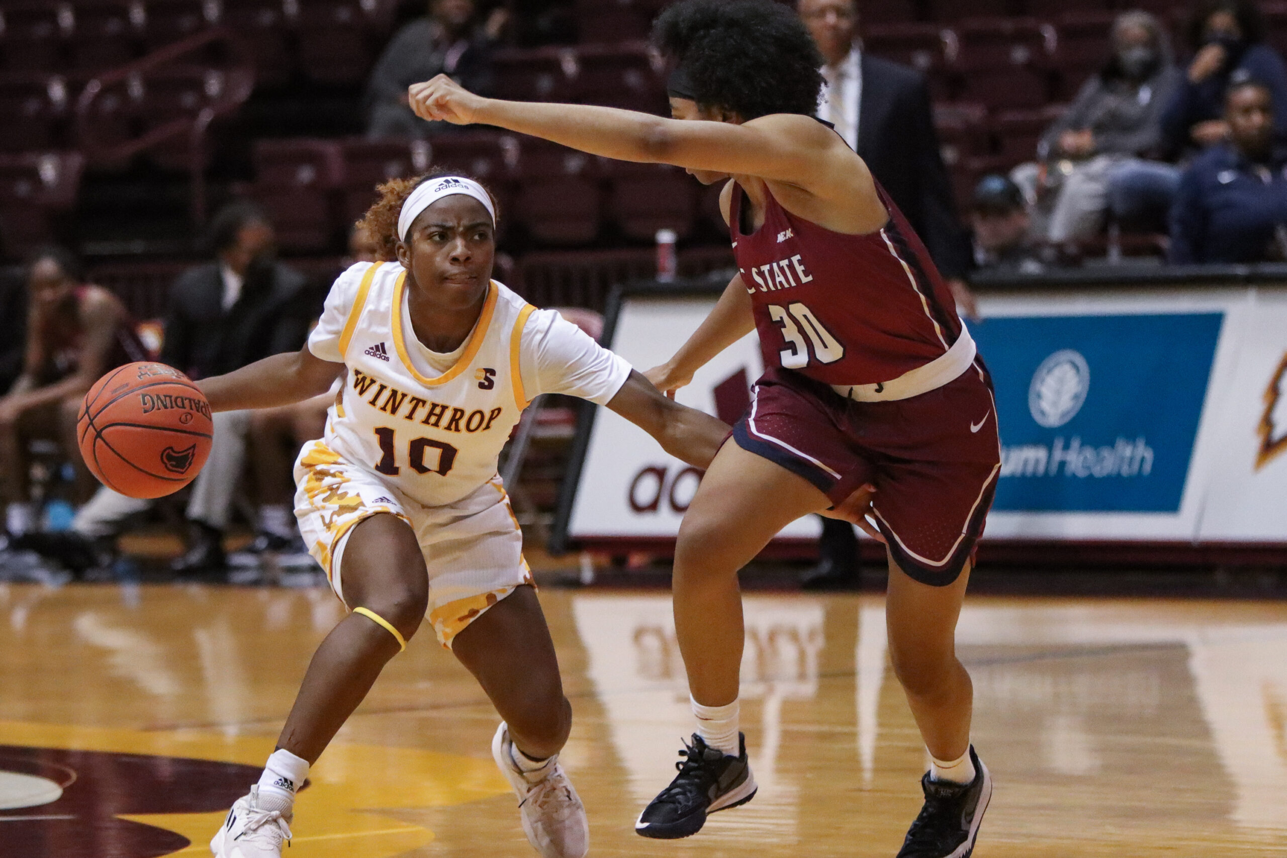 Men and women’s basketball teams advance in the season during winter break